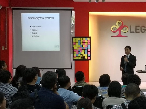 在印度尼西亚，Eric Wee 博士的健康讲座，讲解消化问题常见的症状。